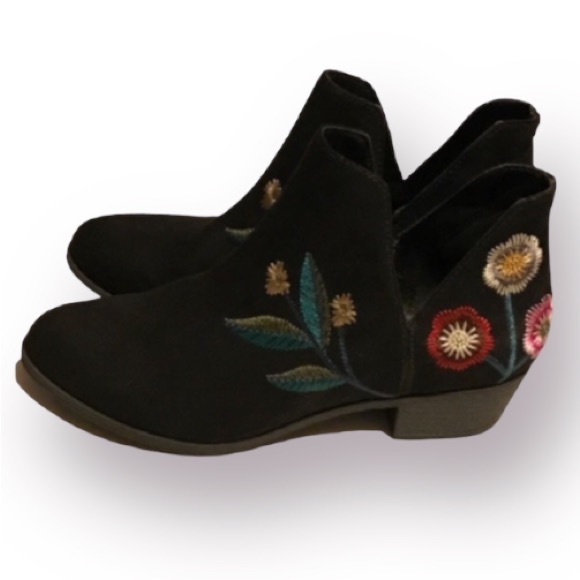 Indigo | Shoes | New Indigo Rd Beautifully Embroidered Flower Ankle ...